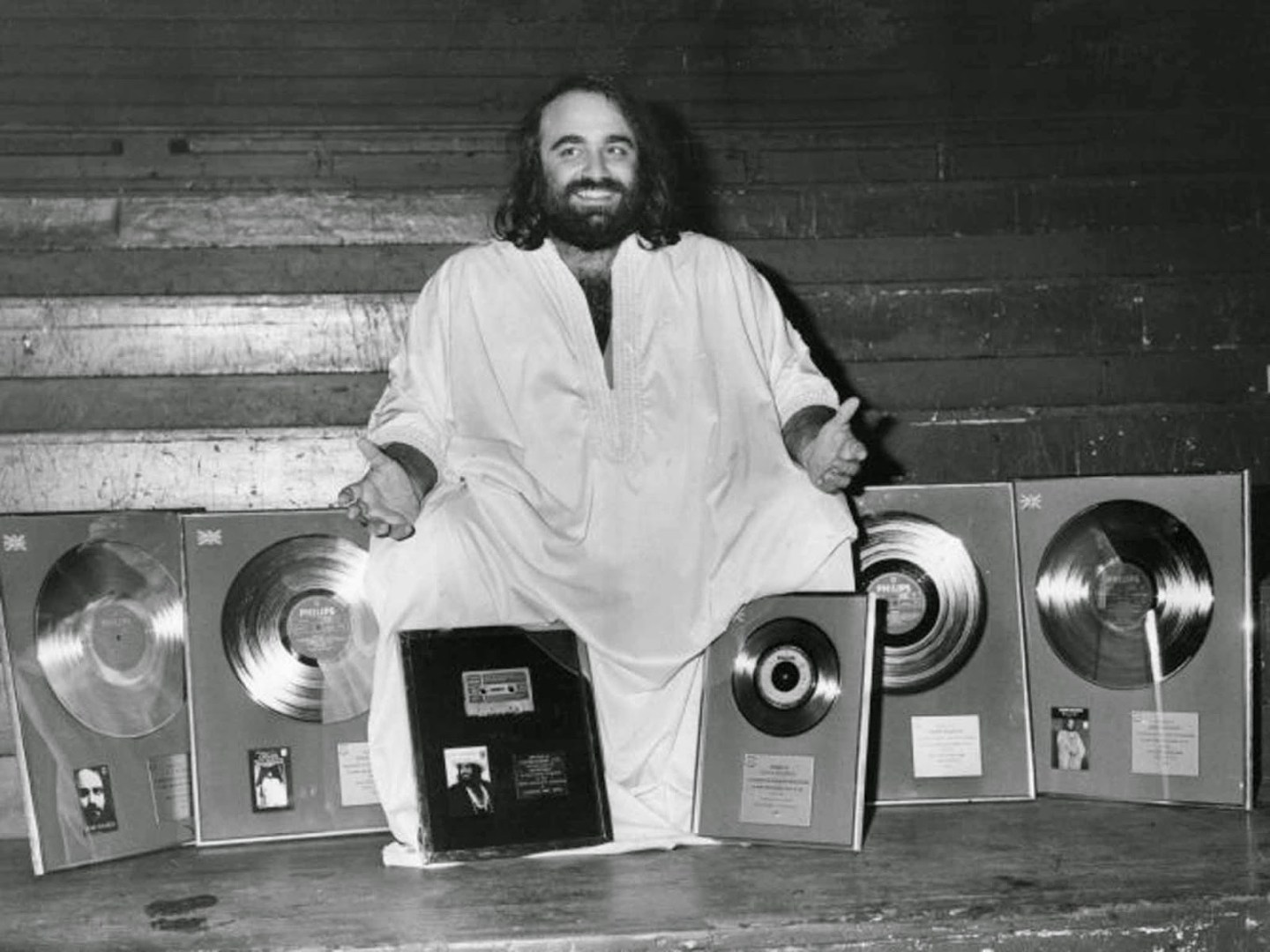 Diez años sin Demis Roussos: el inolvidable griego de voz romántica ...